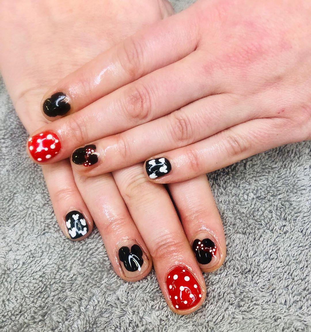 ZOE’S | Nail technician gel nails and custom art